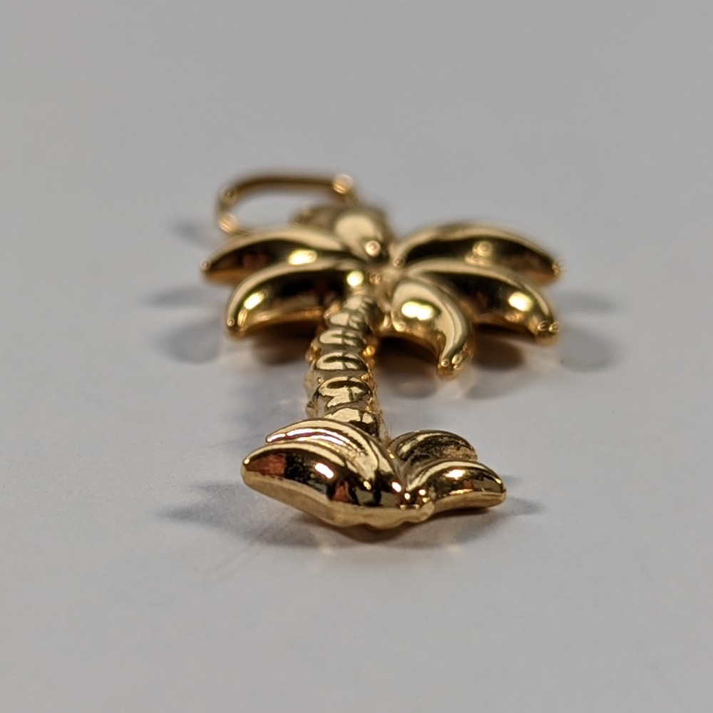 Pre-owned 18ct Gold Coconut Tree Pendant - Own4Less